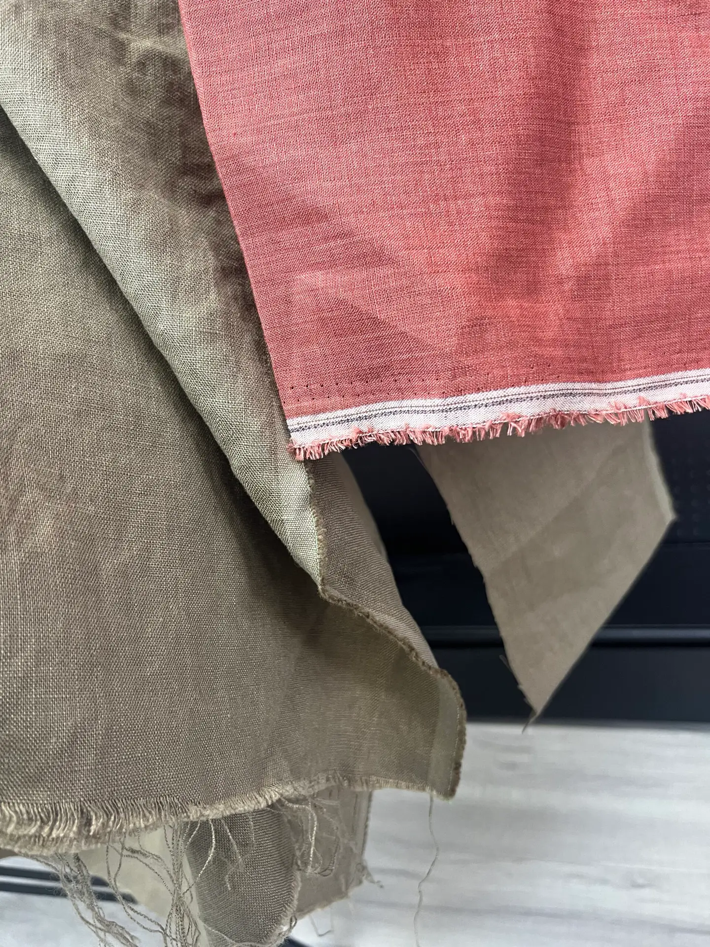 Linen Fabric Post-Dyeing vs. Yarn Dyeing: Understanding the Differences